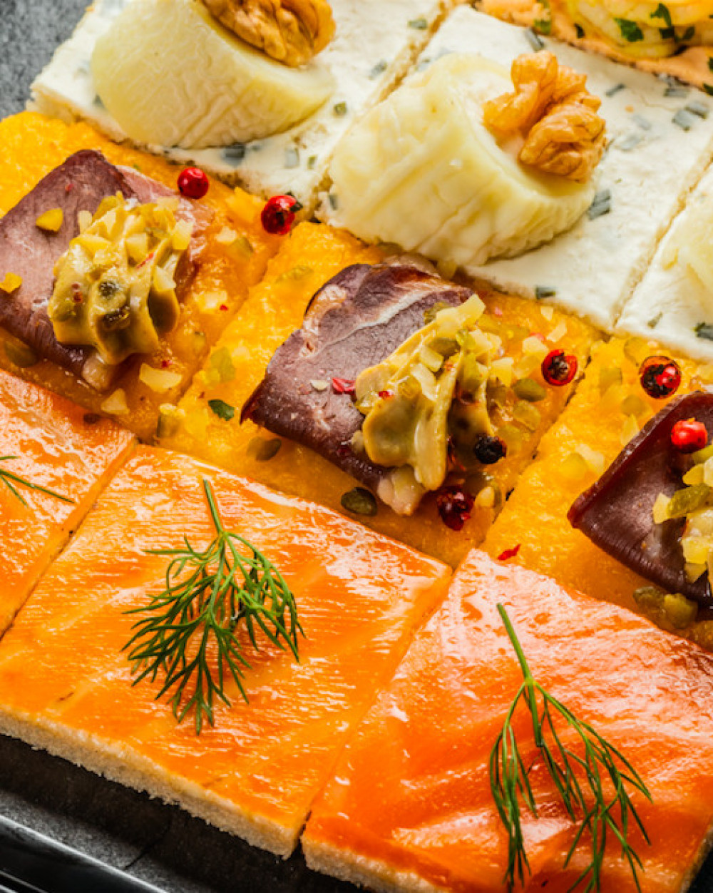 PLATEAU DE 35 CANAPES SALES - TRAY OF 35 SAVORY CANAPES | Maison Pignol